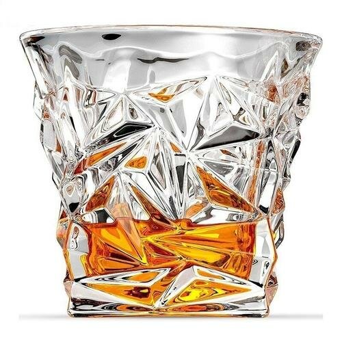 Прозрачный хрустальный бокал пива