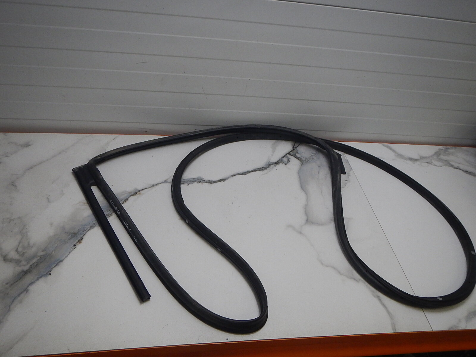 Б/У Уплотнитель двери задней правой, Changan (Чанган)-CS55 PLUS (UNI-S)(19-) CHANGAN CS55 Plus (UNI-S)(19-) Потертости. ...