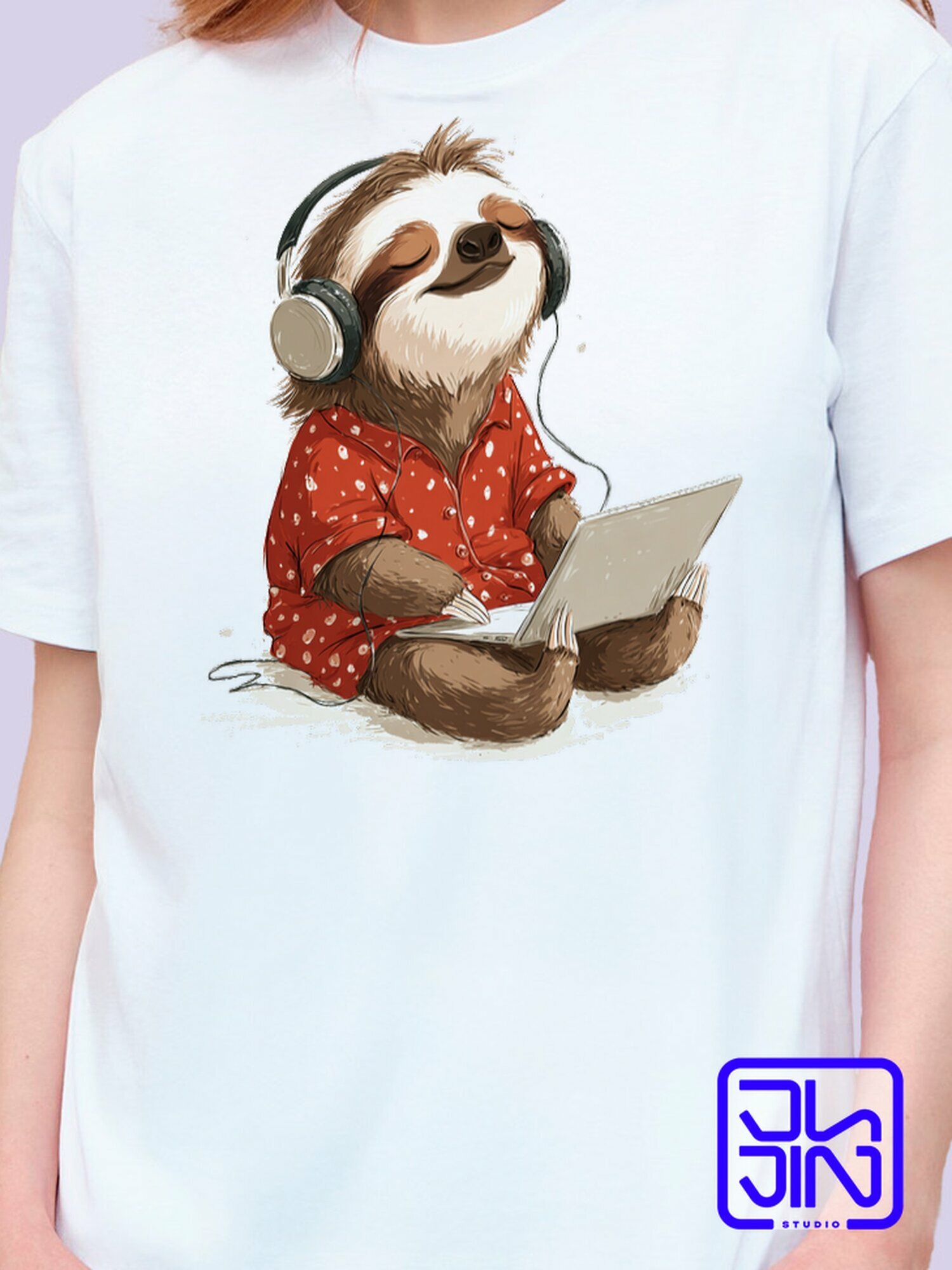 Футболка классическая женская с авторским принтом Смешной коричневый ленивец с мемами в белых наушниках и музыкальном настроении, белый хлопковый трикотаж с прикольным рисунком на груди