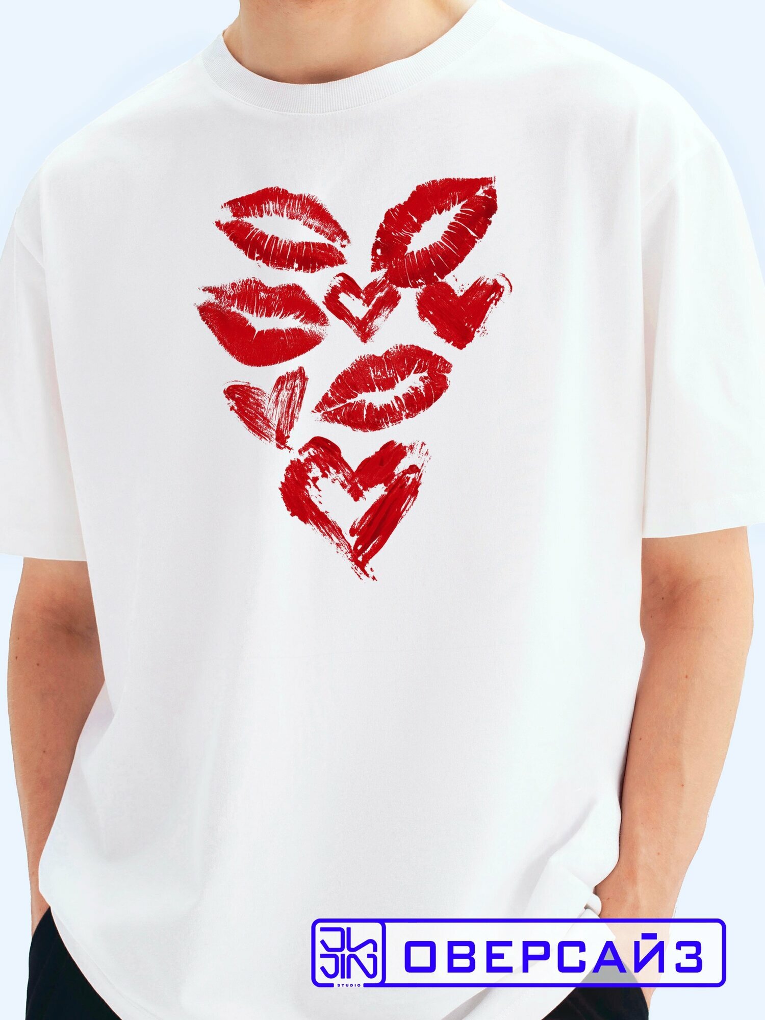 Футболка оверсайз мужская с принтом Минималистичное белое изображение с красными губами и сердцами поцелуев, белый хлопковый трикотаж с прикольным рисунком на груди