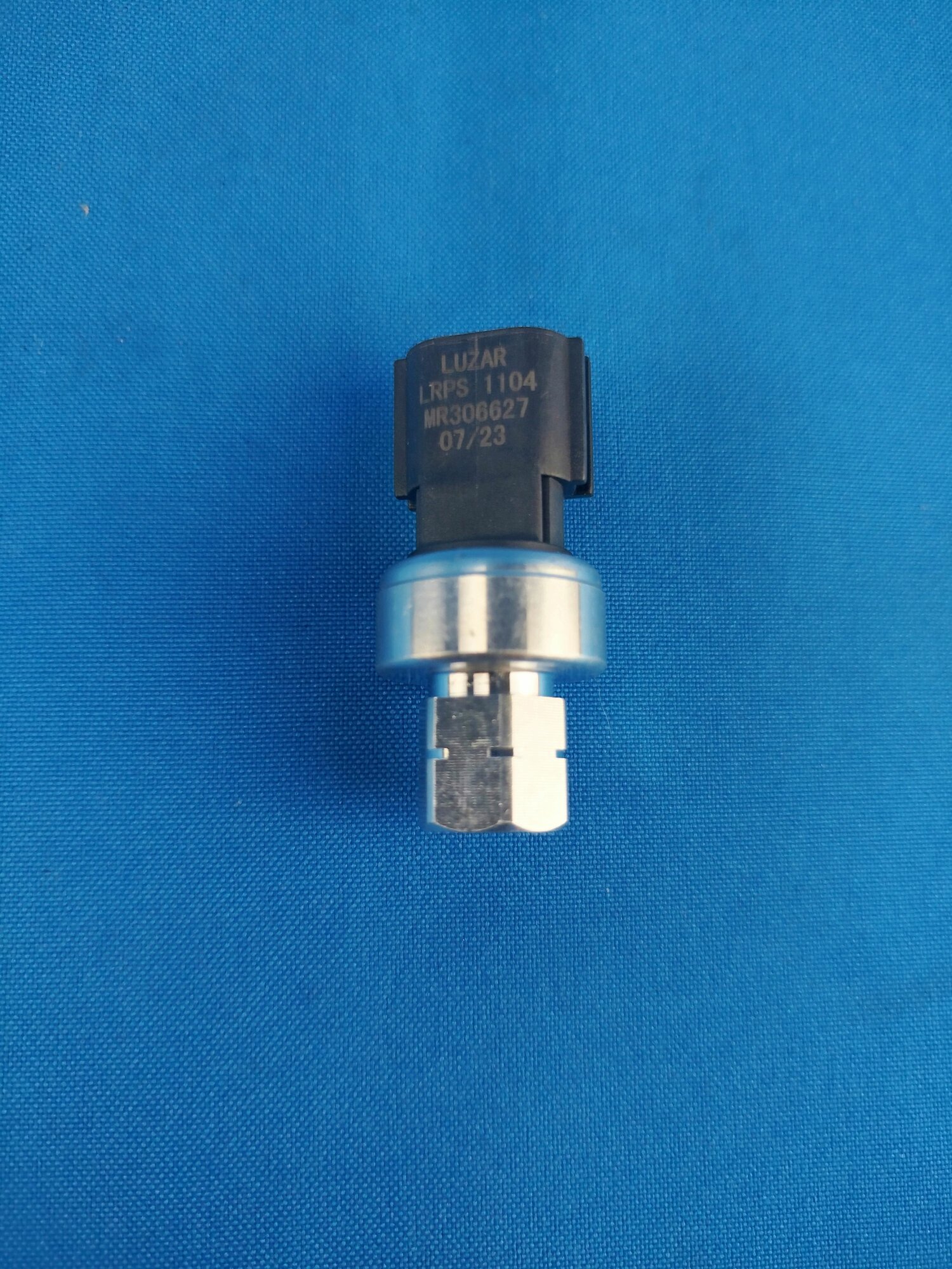 Датчик давления хладагента "LUZAR" для автомобилей Mitsubishi Lancer X 07->, Outlander II 06->