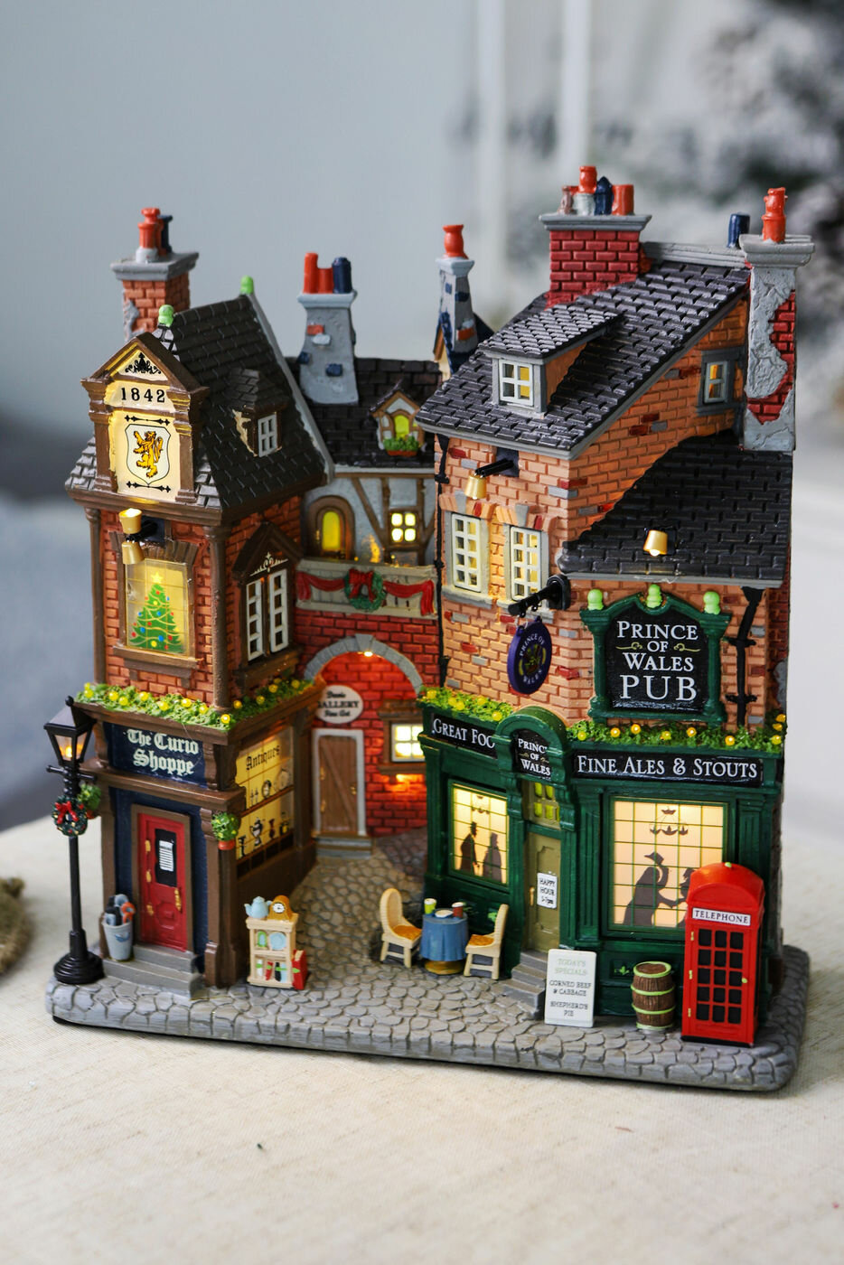 Фасад 'Английская улочка', свет, 29.5х27х10 см, батарейки, LEMAX 75197-lemax