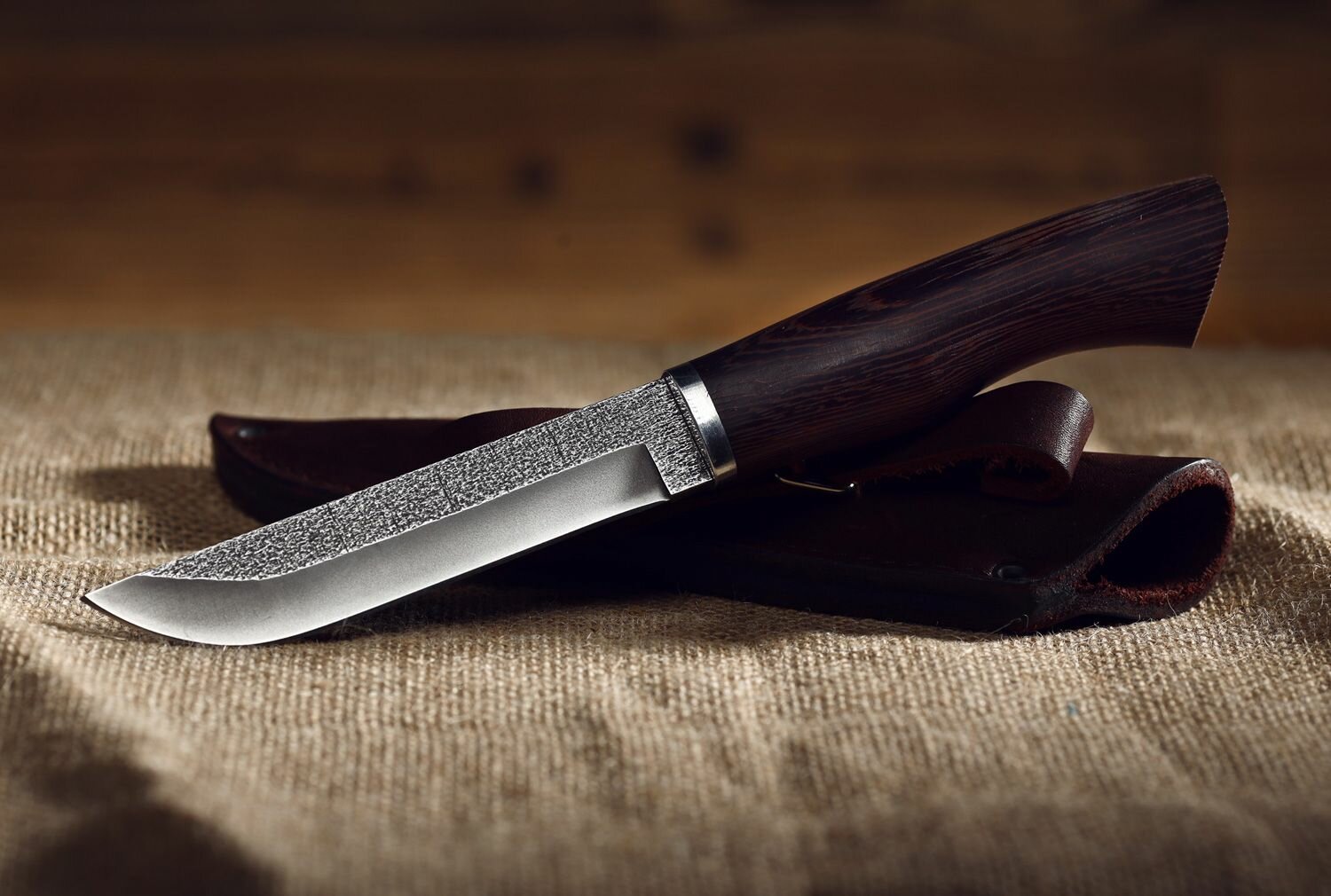 Универсальный нож "Тайга" в кож. чехле. Рукоятка изготовлена из прочного дерева венге. Сделано в России.