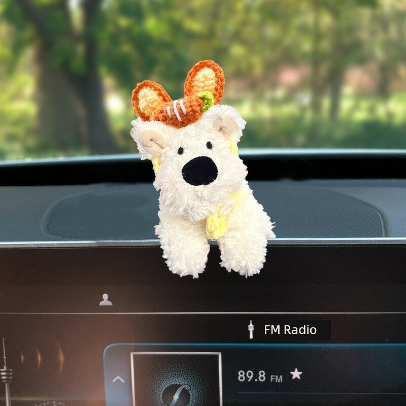 Декоративная фигурка West Highland Terrier с морковью-шапкой для приборной панели автомобиля