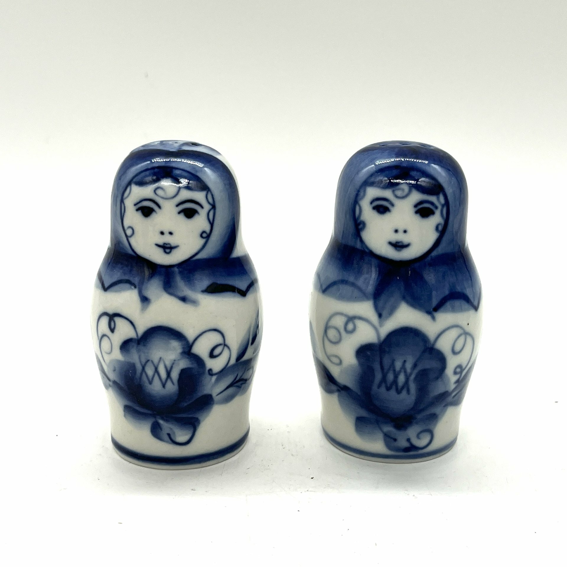 Набор для специй из перечницы и солонки "Матрешки", Гжель, фарфор, роспись, СССР