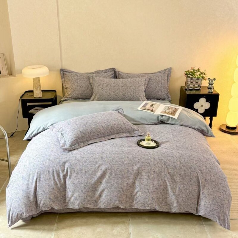Осенне-зимний четырехпредметный комплект простого утепленного постельного белья из полиэстера и хлопка с принтованными простынями и пододеяльником от Nantong Home Textiles.