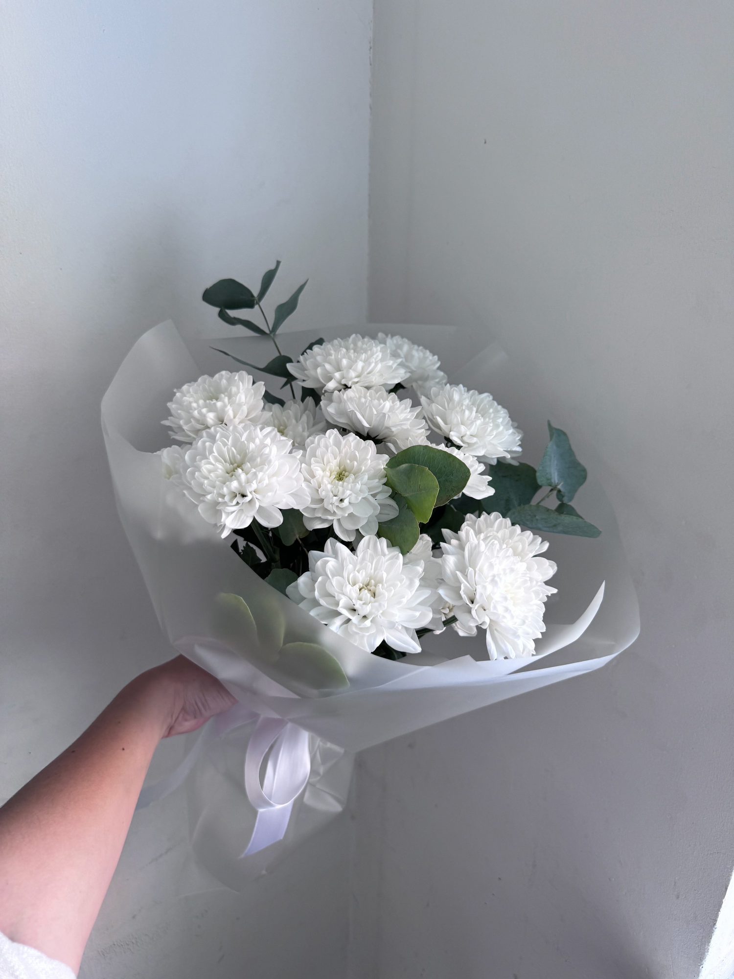 Букет "Алтай", кустовые хризантемы, белые, живые цветы, 3 шт в упаковке