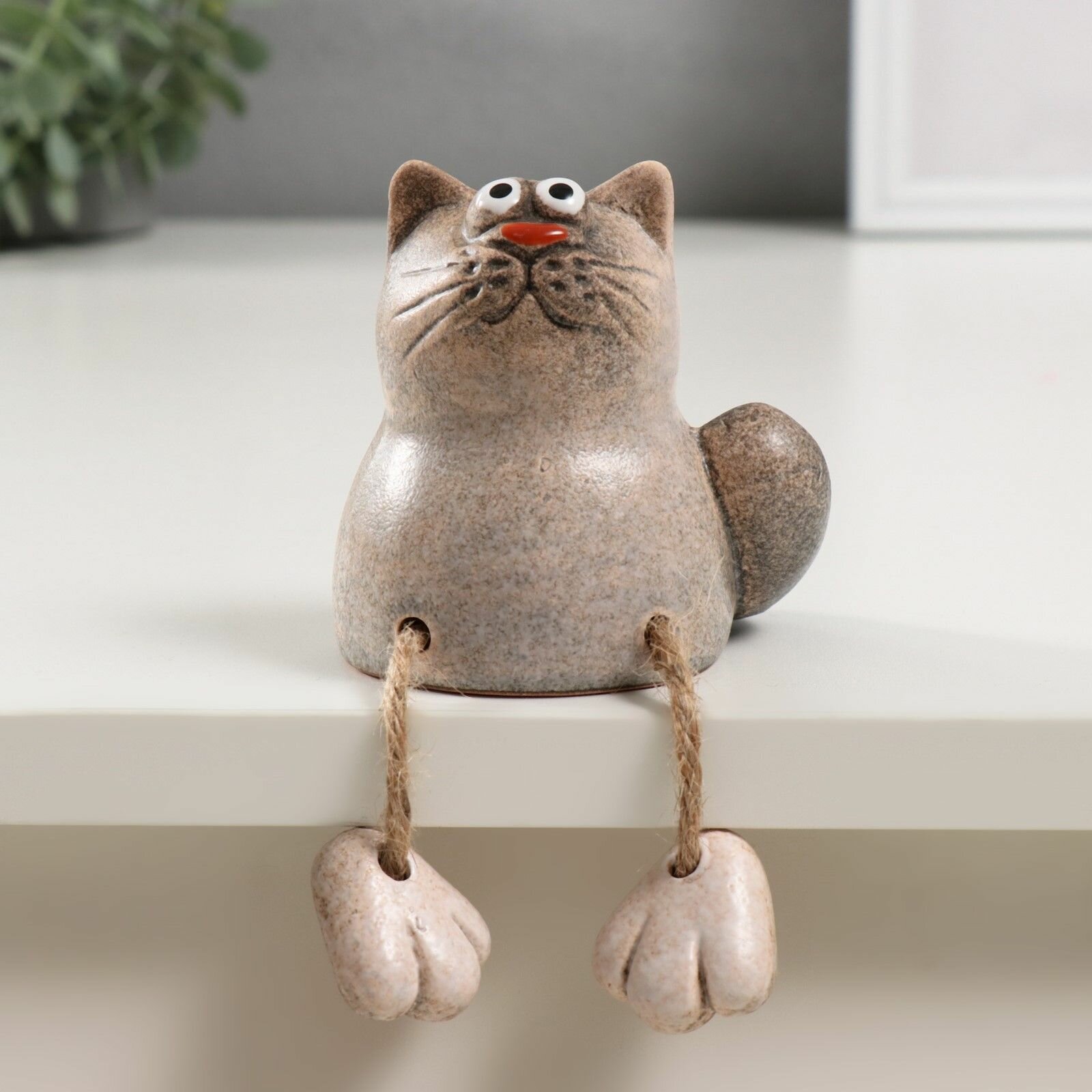 Фигурка - колокольчик настольный Серая кошечка с висячими лапками , на полку, керамика, 6.8х8.1х8.2 см