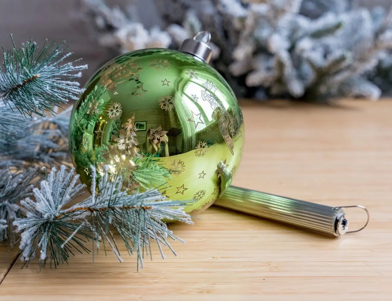 Светящийся ёлочный шар новогодний полёт, зелёный, 10 тёплых белых микро LED-огней, 12 см, батарейки, Peha Magic