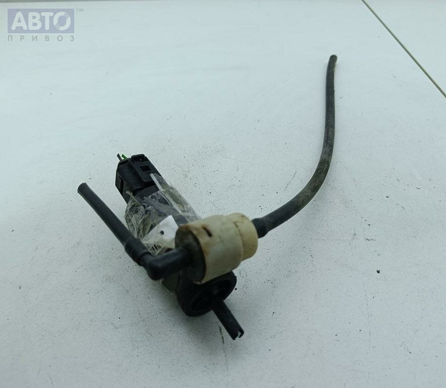 Насос (моторчик) омывателя стекла Volkswagen Passat B5