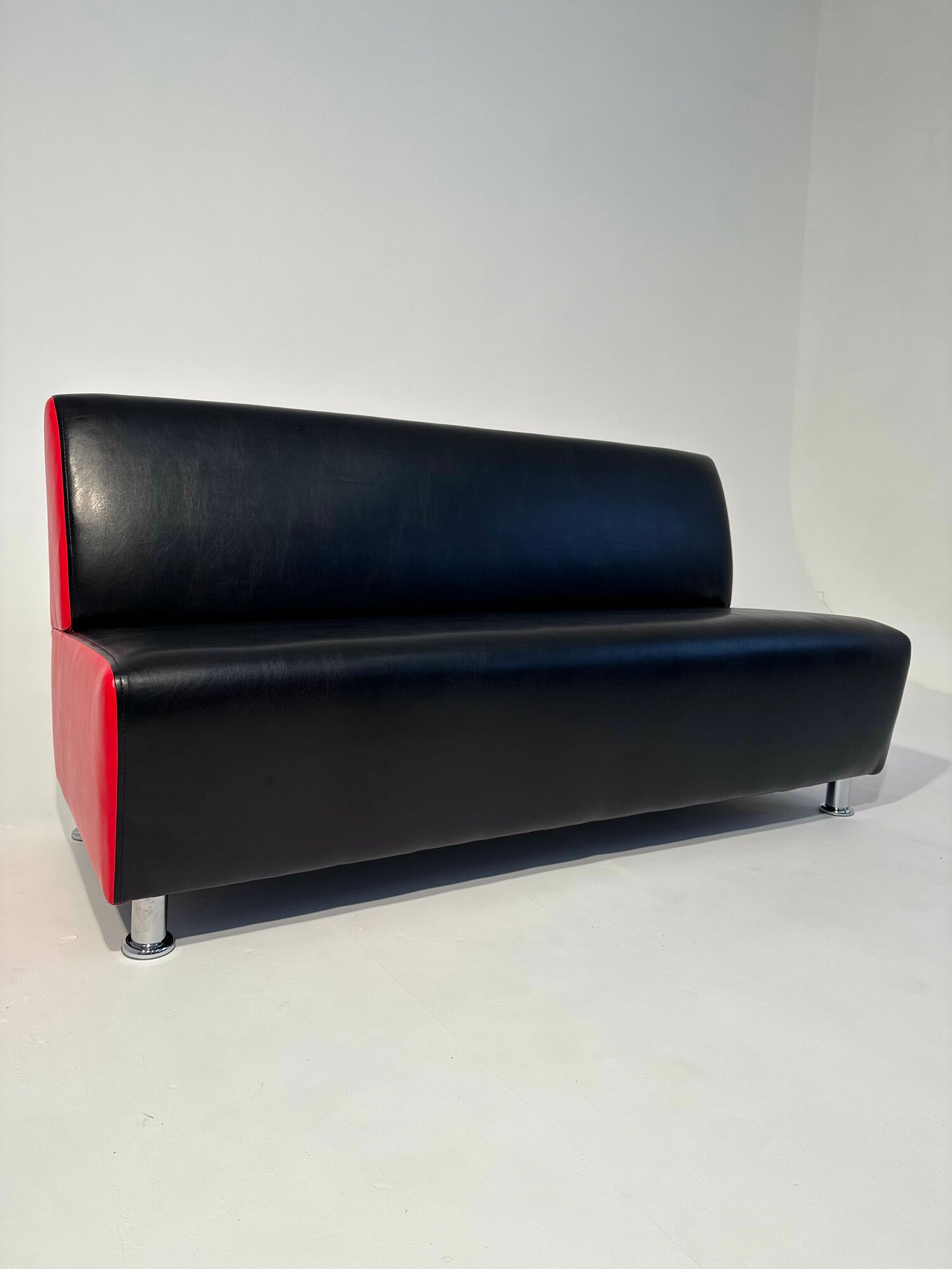 Диван офисный Вегас 1500, механизм Нераскладной, 150х67х77 см, чёрно-красный