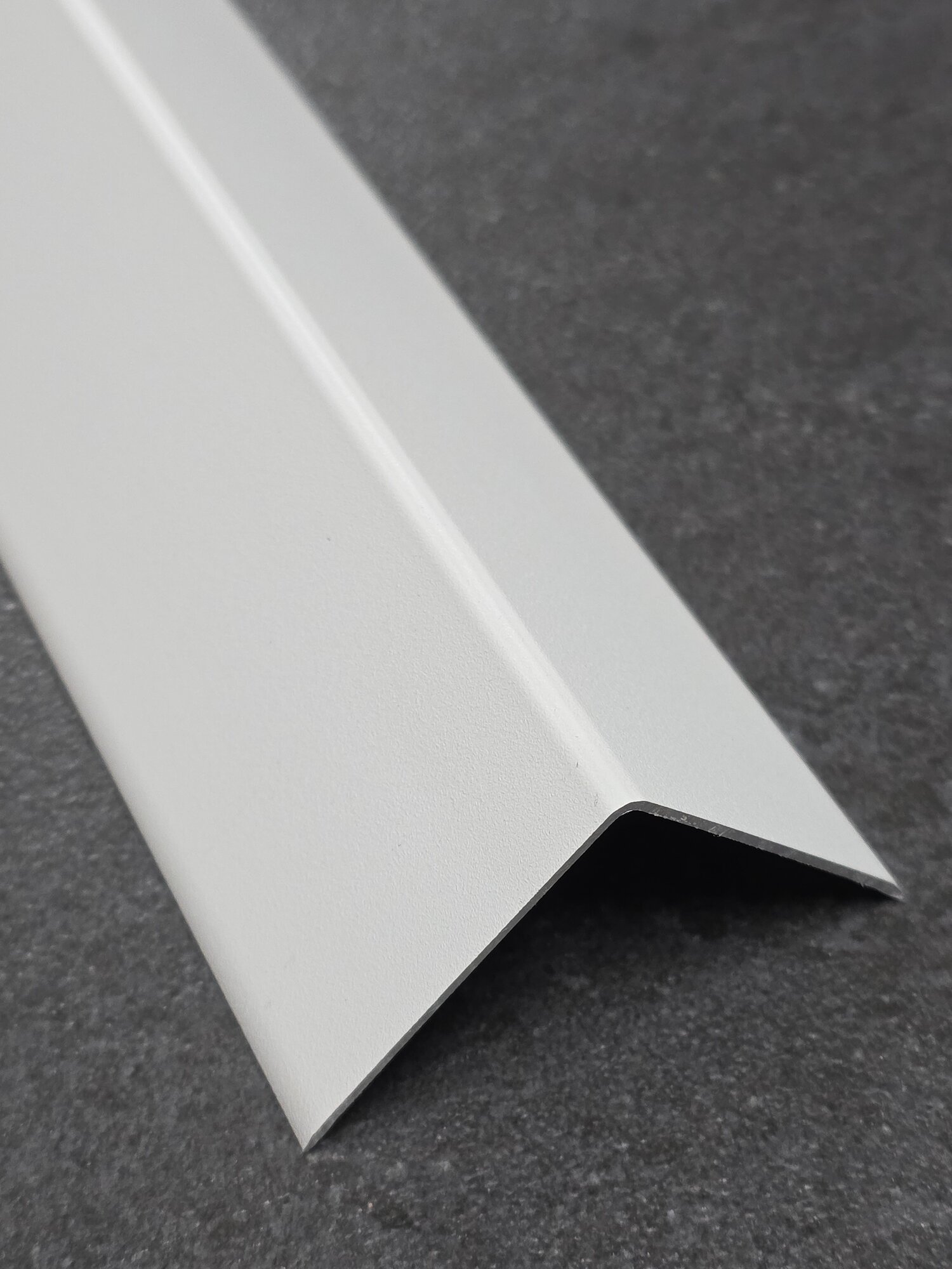 Угол внешний накладной для плитки алюминиевый 40х40мм 2.7м Белый муар