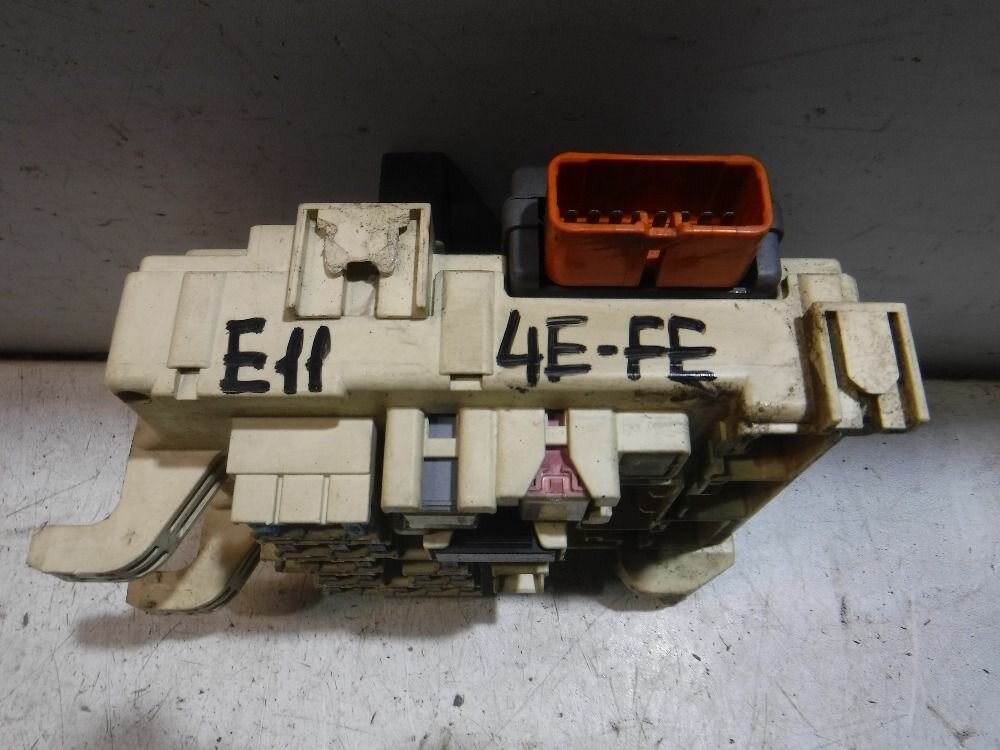 Блок предохранителей Toyota Corolla E11 8264112150