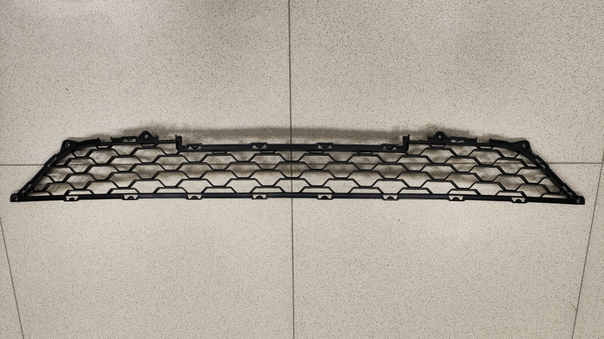 Решетка бампера переднего центральная Geely Emgrand 7 (2016-2018) [1.8 16V CVT седан] 1068050725