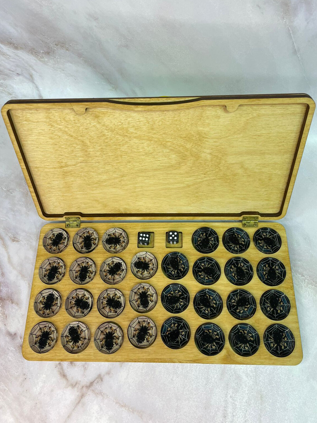 Подарочные фишки для нард "Грозный Паук", 30 шт, 27 мм, оргстекло, в кейсе из натурального дерева