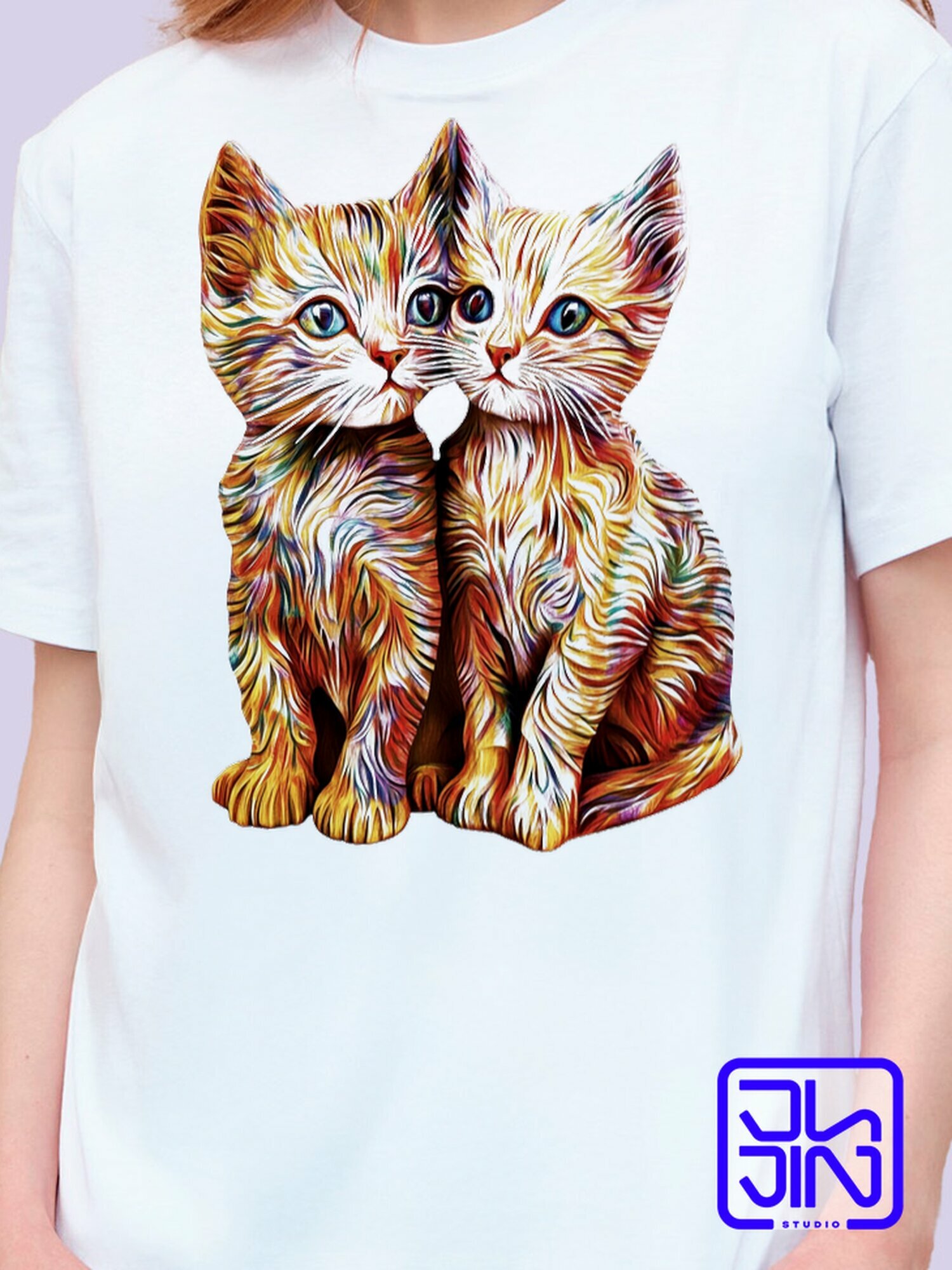 Футболка классическая женская с авторским принтом Пестрая разноцветная кошка и котята в стиле абстрактного искусства яркие, белый хлопковый трикотаж с прикольным рисунком на груди