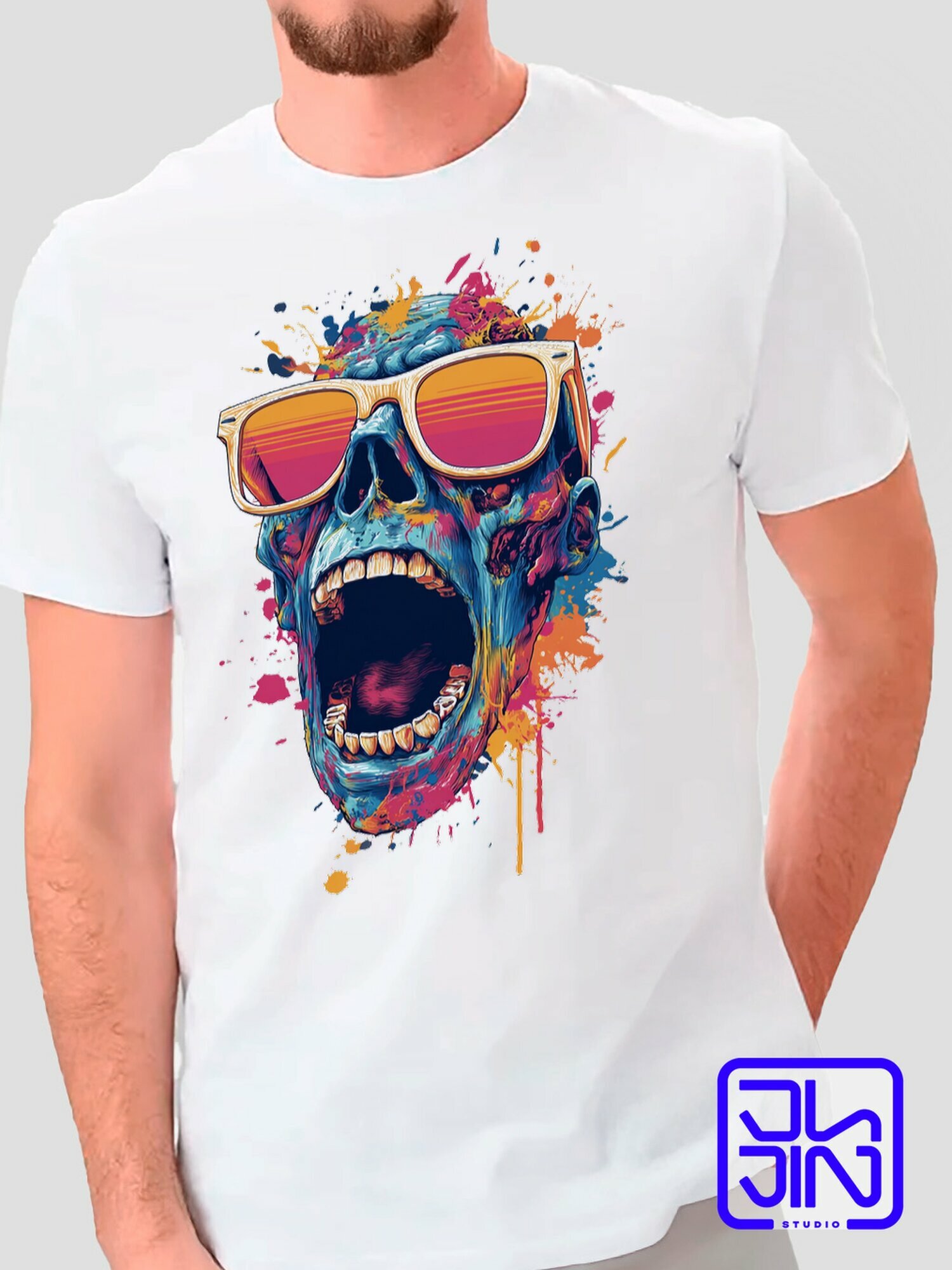 Футболка классическая мужская с авторским принтом Дерзкий разноцветный череп в очках синих, оранжевых, граффити уличных, белый хлопковый трикотаж с прикольным рисунком на груди