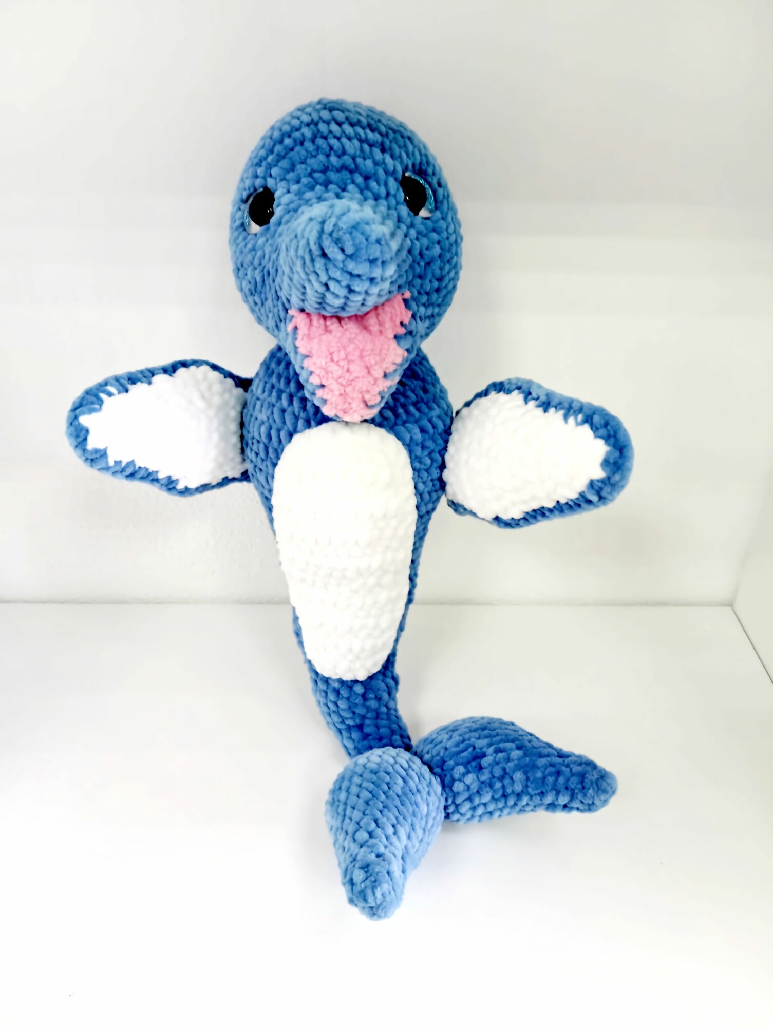 Вязаная игрушка Дельфин