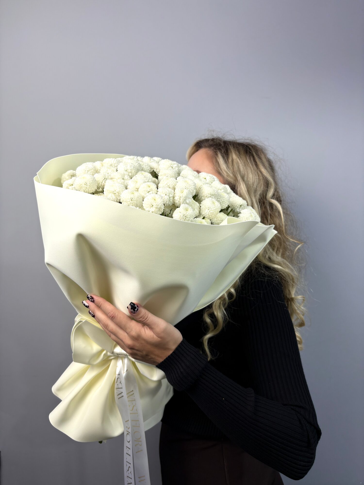 Монобукет WEST FLORA "Элегантность жемчуга", пышный, белые, хризантемы сантини, 15 шт