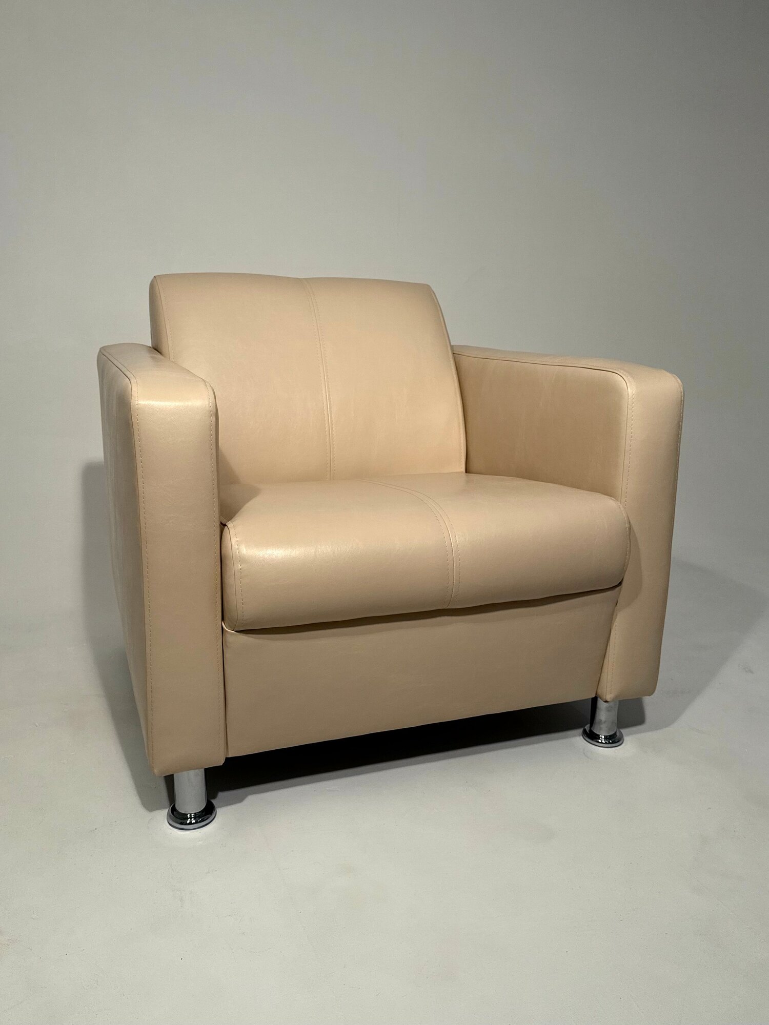 Кресло офисное Сенатор, механизм Нераскладной, 80х82х80 см, бежевое, с отделочной строчкой