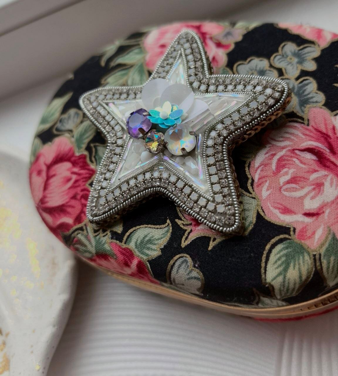 Брошь, бисер, горный хрусталь, опал синтетический, стразы, жемчуг имитация