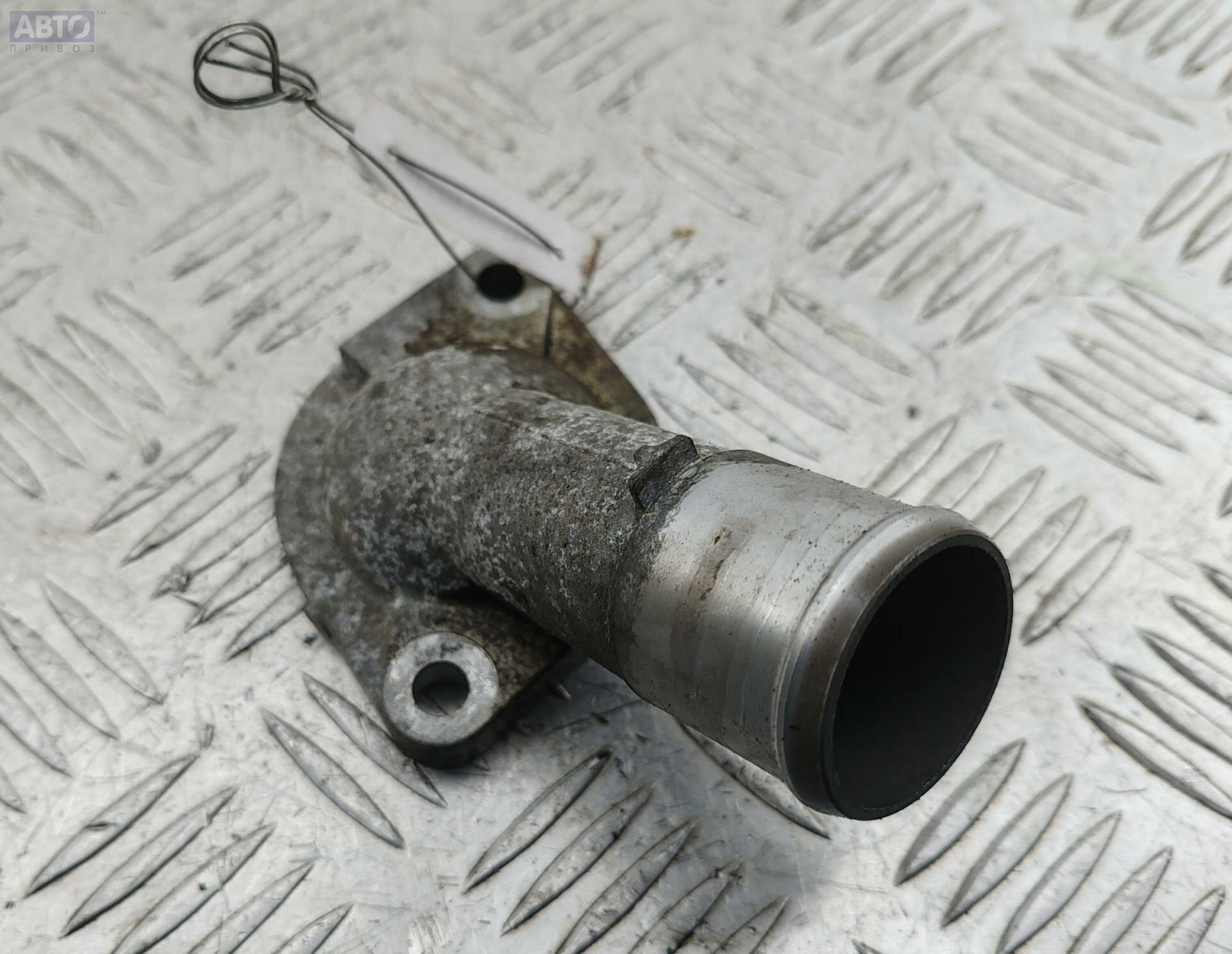 Фланец (тройник) системы охлаждения Nissan Primera P12 (2002-2008)