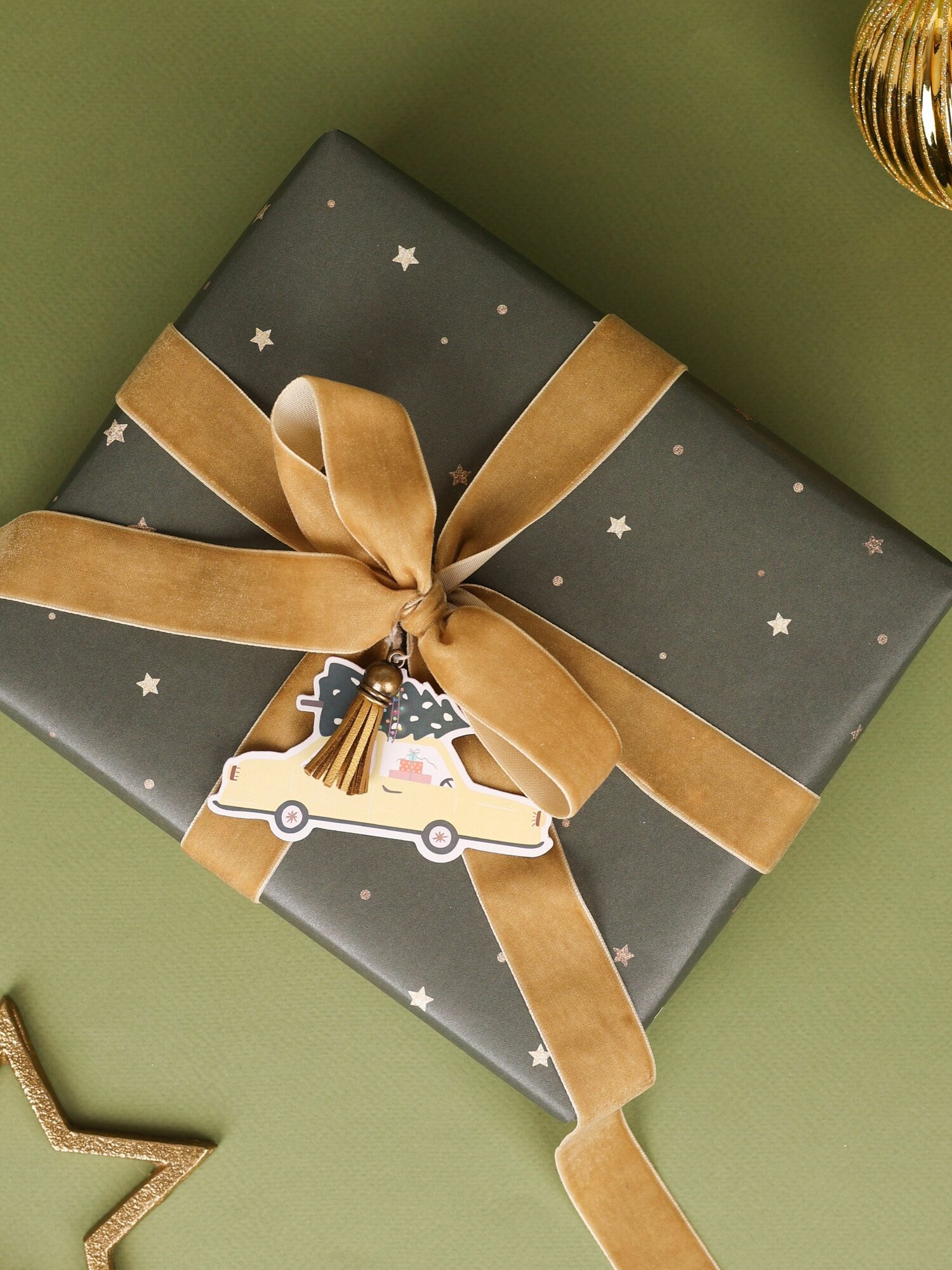 Набор для упаковки подарка GREEN STARS NY CAR: упаковочная подарочная бумага 100*70 см, лента, бирка, двусторонний скотч и кисточка
