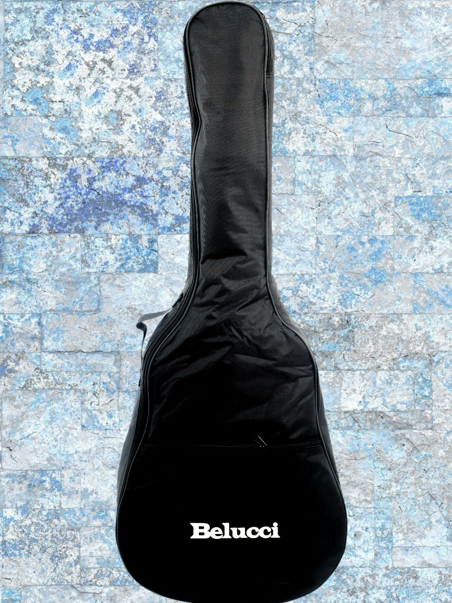 Чехол для акустической гитары от 38 до 41 дюйма и гитары классической от 3/4 до 4/4. Чехол утепленный (5мм). С логотипом "F&B ". Ткань Oxford.