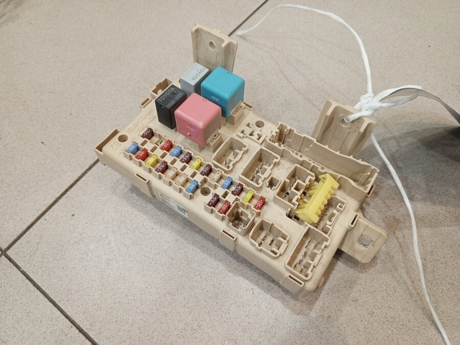 Блок предохранителей салонный от Toyota Avensis 2 2003-2009