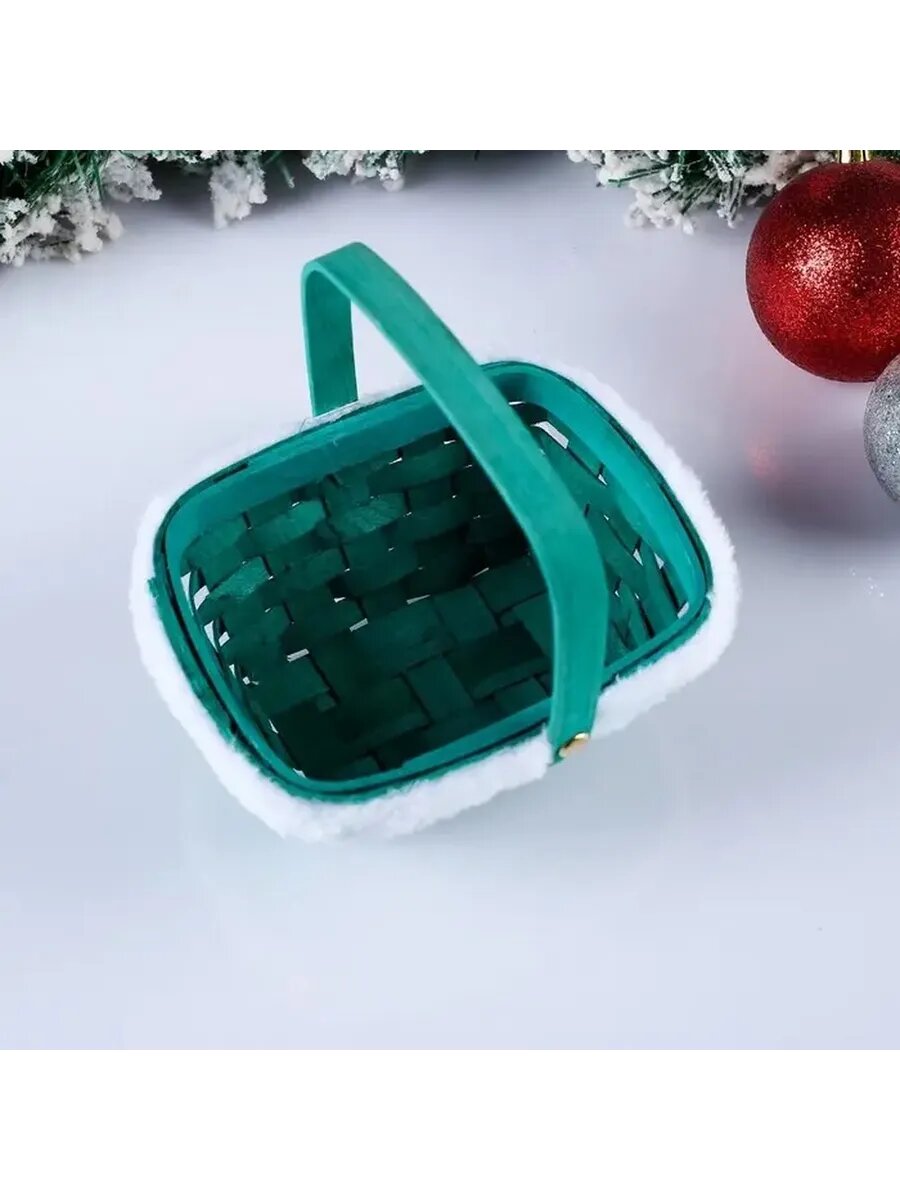 Зелёная плетёная корзина для подарков и уюта