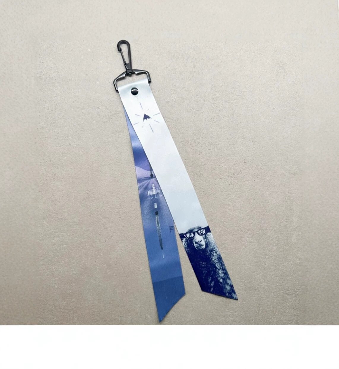 Аксессуары для сноуборда и лыж, такие как ленты, рюкзаки, шлемы, лыжные костюмы, сноубрюки, подвески, подарки и другое