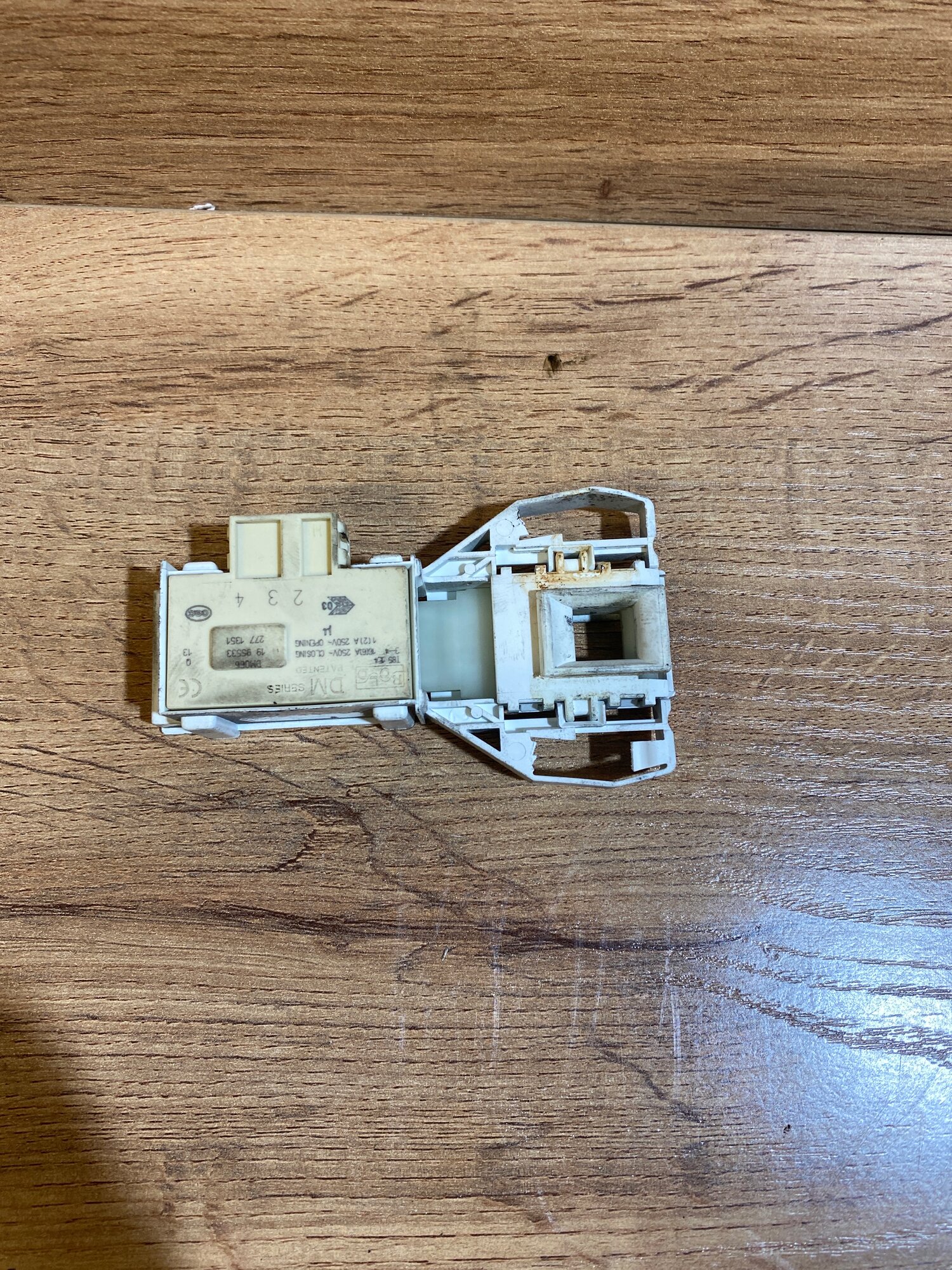 Устройство блокировки люка (УБЛ) для стиральной машины Indesit EWSB 5085, б/у