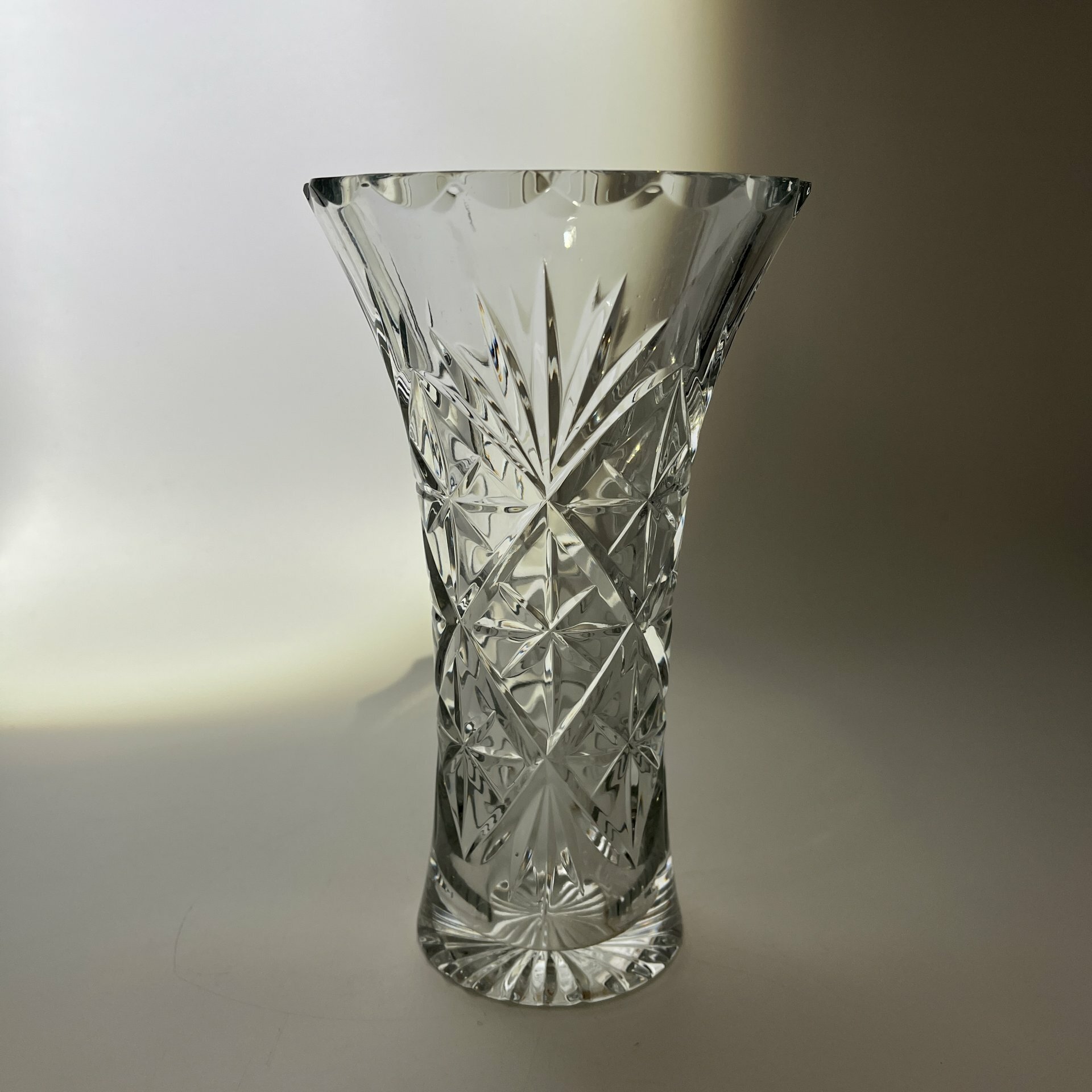 Ваза для цветов, украшенная резным декором, хрусталь, алмазная грань, СССР