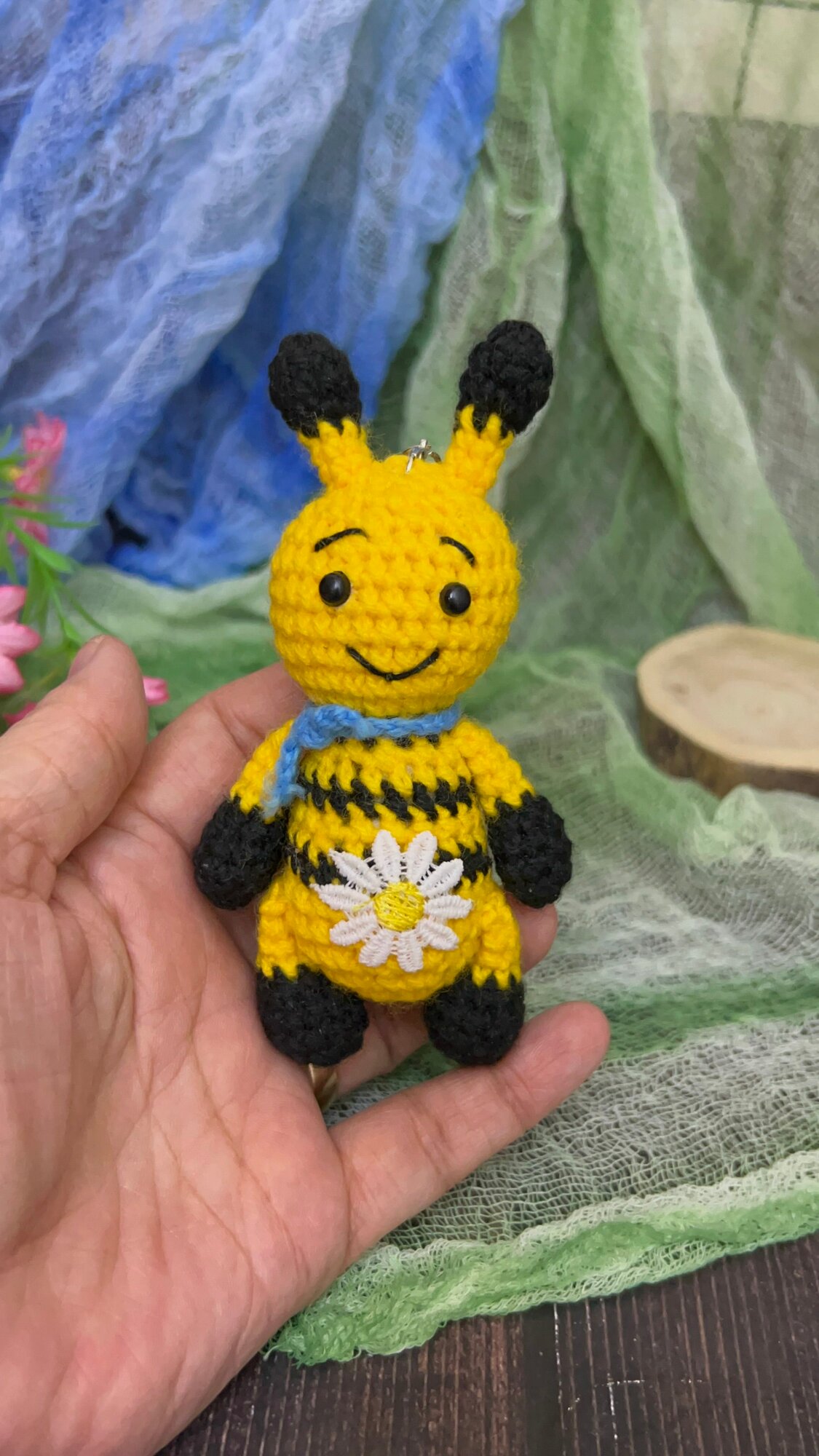 Вязаный игрушка брелок пчелка. Подвеска пчела на рюкзак. Игрушка ручной работы