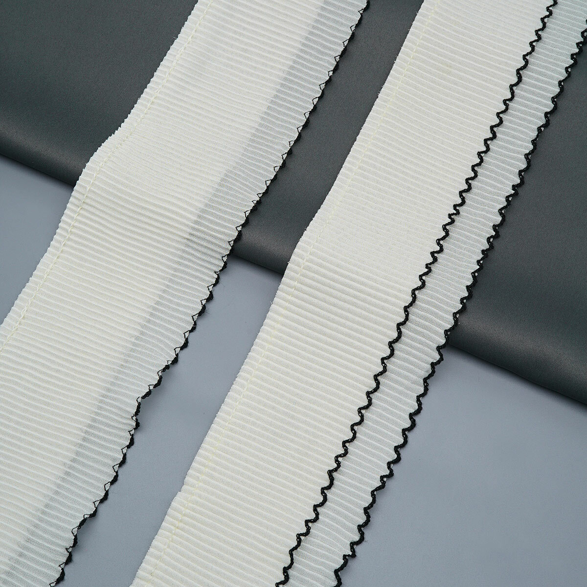 3Al163 Кружево плиссированное (складка плиссе) двухслойное 8см*45,72м, цв. молочный с черным краем, 45.72 м