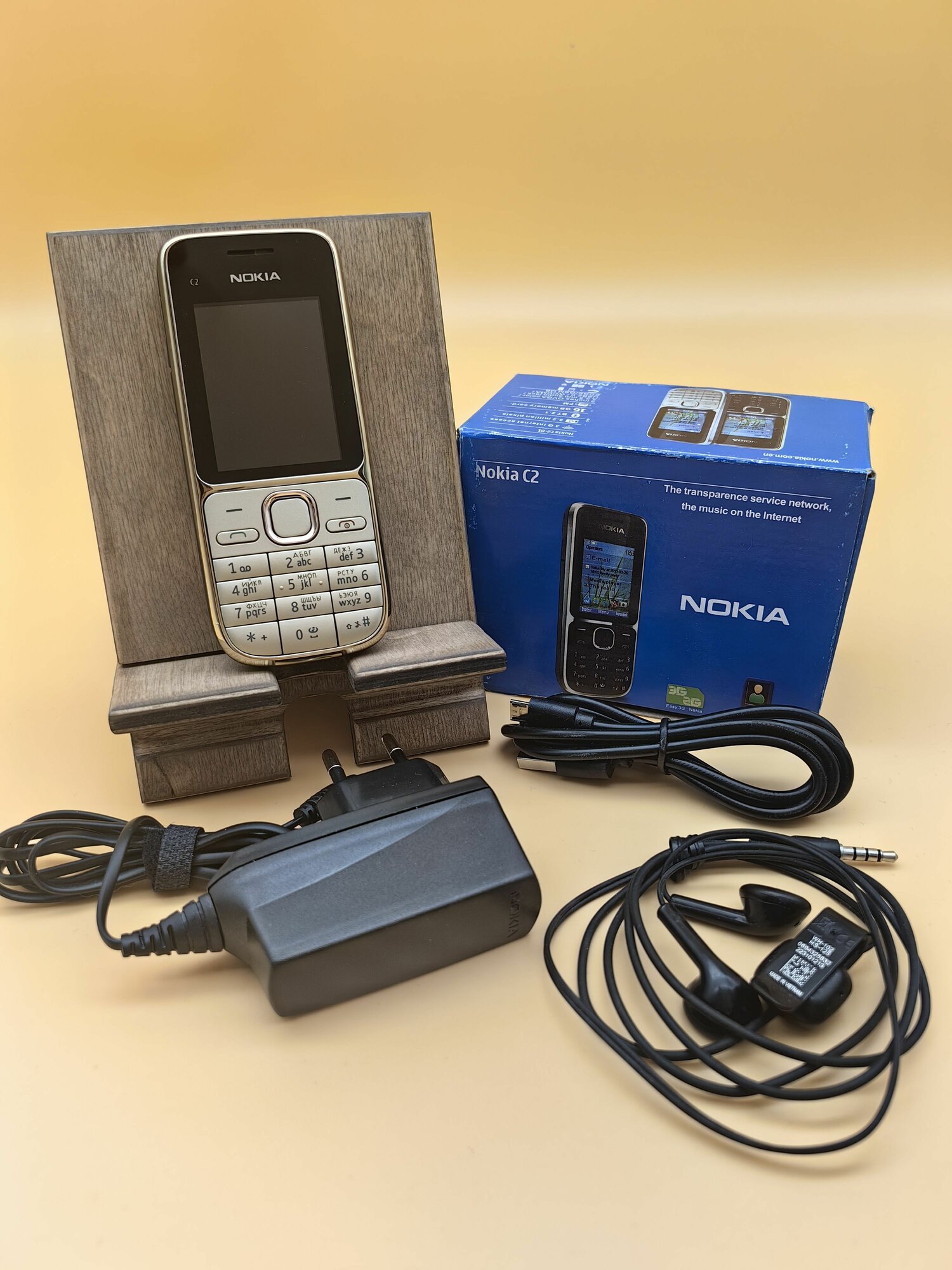 Мобильный кнопочный телефон Nokia C2-01, Золотой