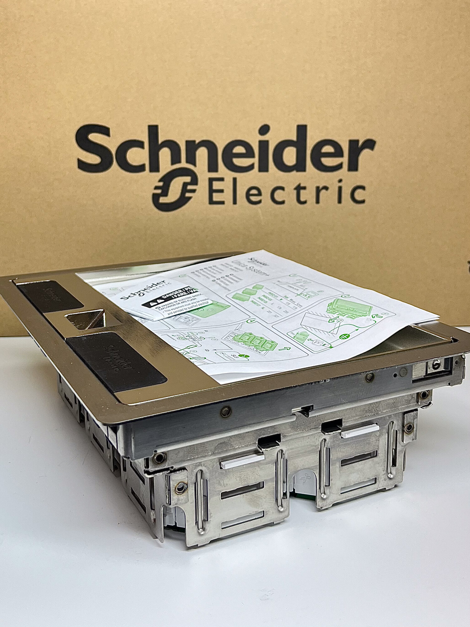 US+ Люк металлический размер L на 8х45 IP20 Schneider Electric INS52125