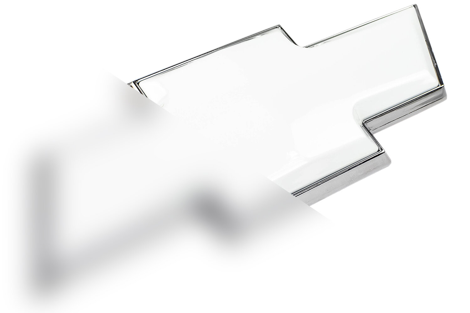 Шильдик на решетку радиатора нового образца белый на Шевроле Нива с 2009 г. в.