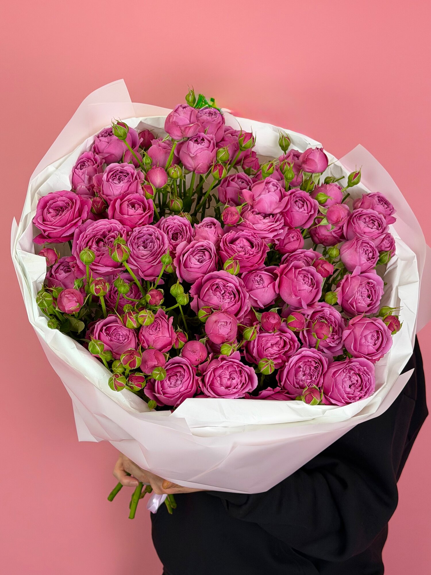 Нежный букет из пионовидных кустовых роз Мисти Бабблс с доставкой до двери