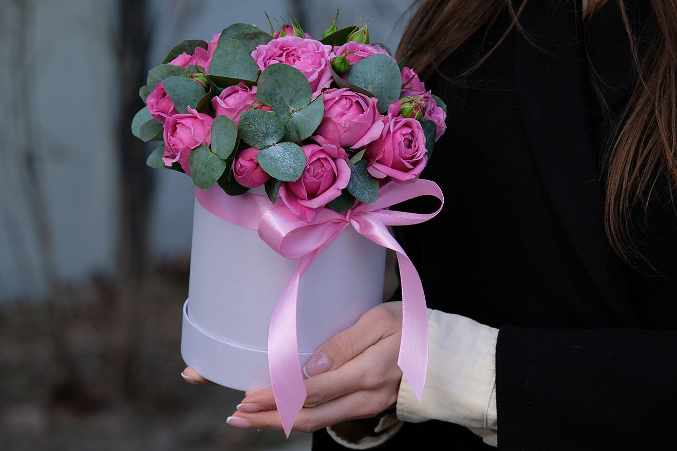 Композиция из пионовидных кустовых роз в коробке