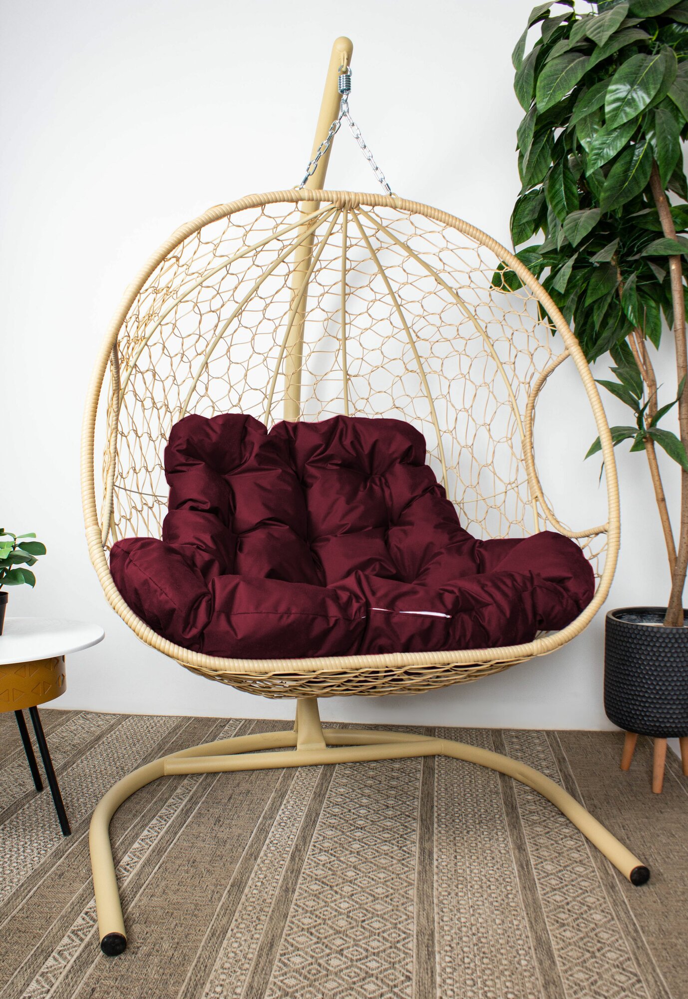 Подвесное кресло для двоих, с ротангом бежевое, бордовая подушка