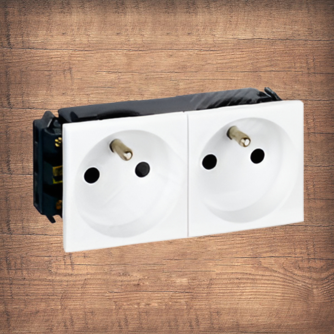 Розетка двойная Legrand Mosaic, 2Р+З, 4 модуля, 10А, с заземлением, со шторками, фран. стандарт, цвет белый, арт. L74193