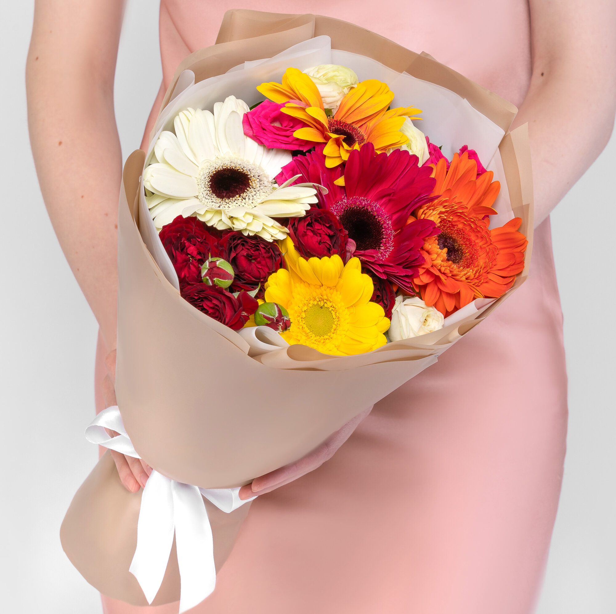 Дуо-букет Мегацвет24 "Герберы и розы кустовые микс", разноцветный, дизайнерская упаковка