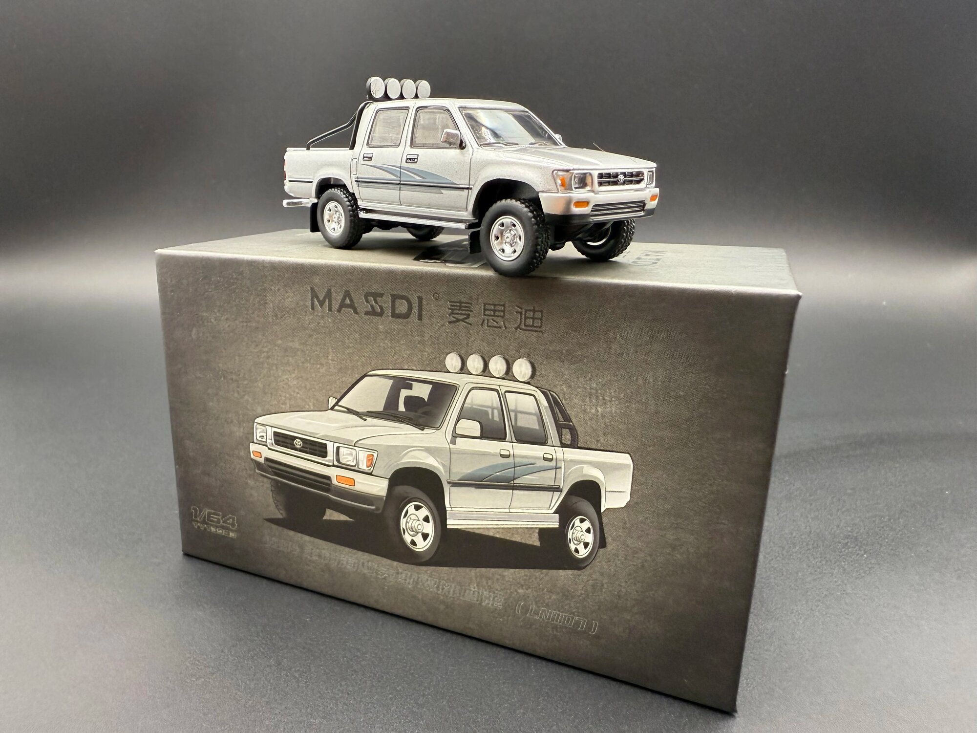 Masdi 1:64 Toyota Hilux LN107, серебристо-серый