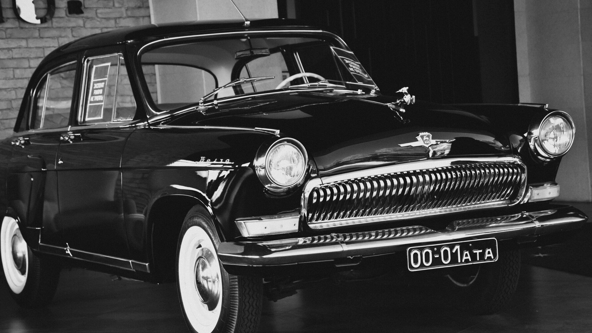 Картина на холсте 60x110 LinxOne "Автомобиль, интерьер для дома / декор на стену / дизайн