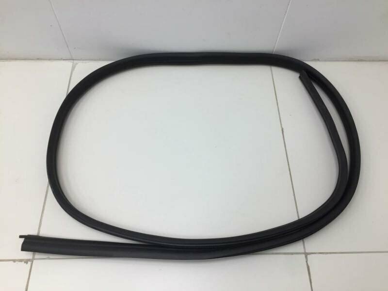 Уплотнитель проема двери передней правой Renault Sandero 2014 кат.номер: 808324832R