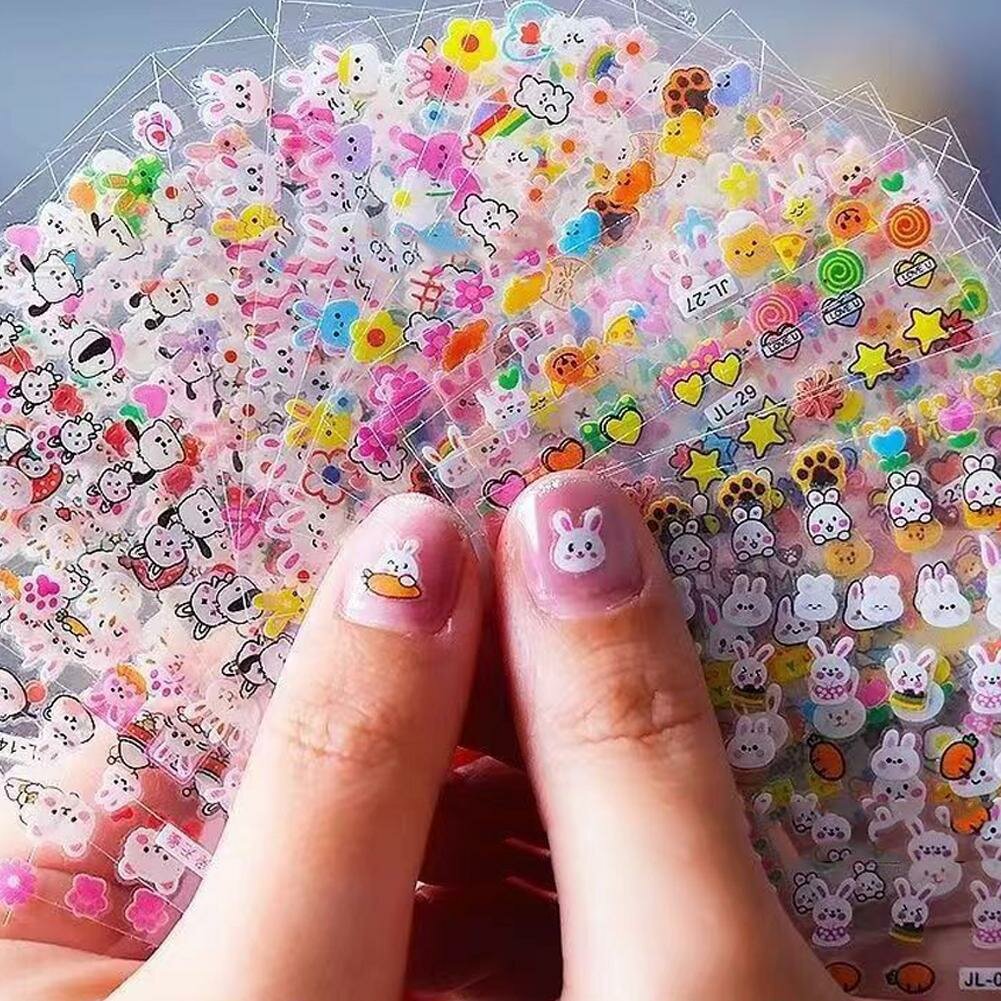 Мультяшные светящиеся наклейки для ногтей светятся в темноте Случайный один