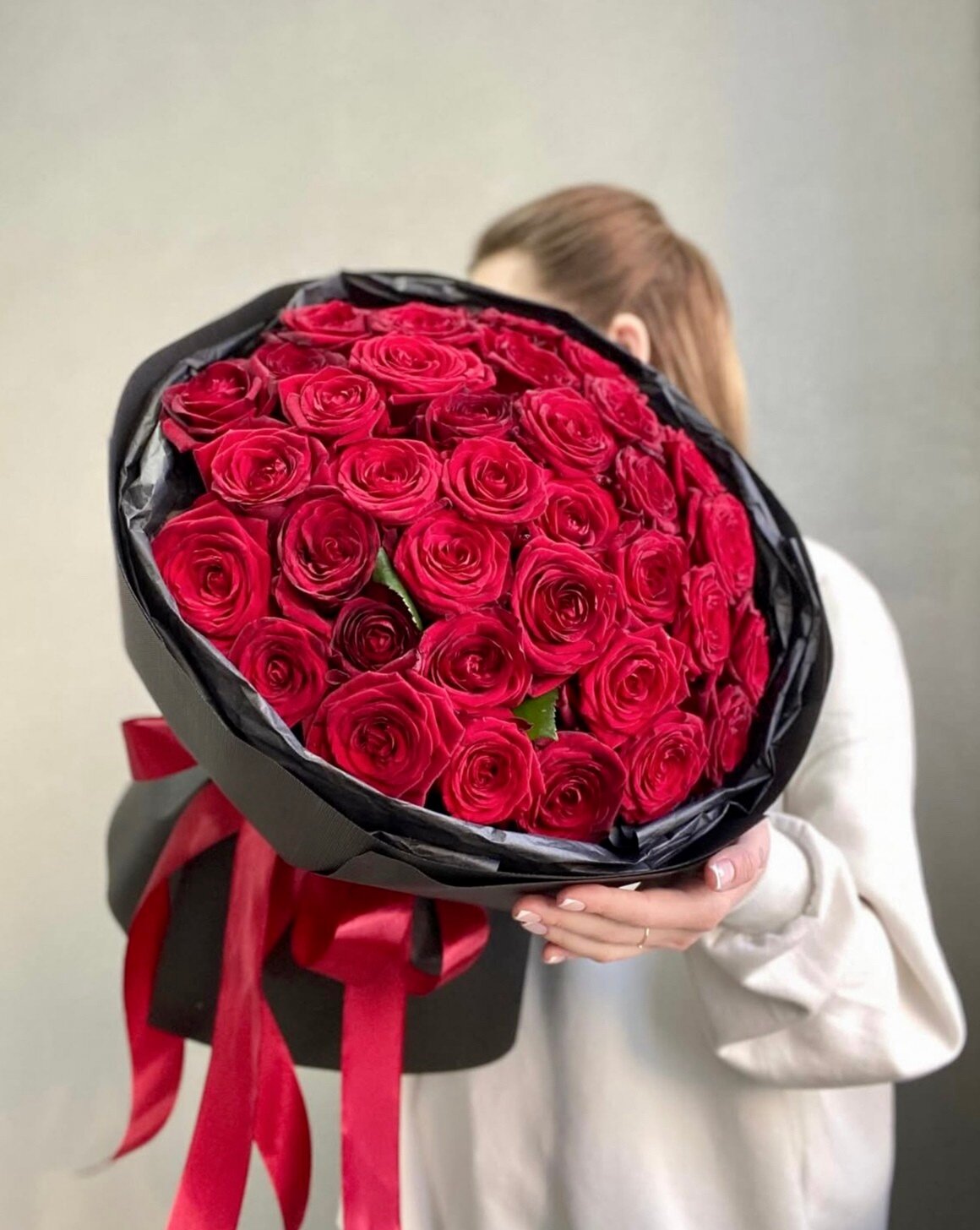 Букет из 35 красных премиум-роз в черной упаковке, шикарный букет, идеальный подарок, красивый букет