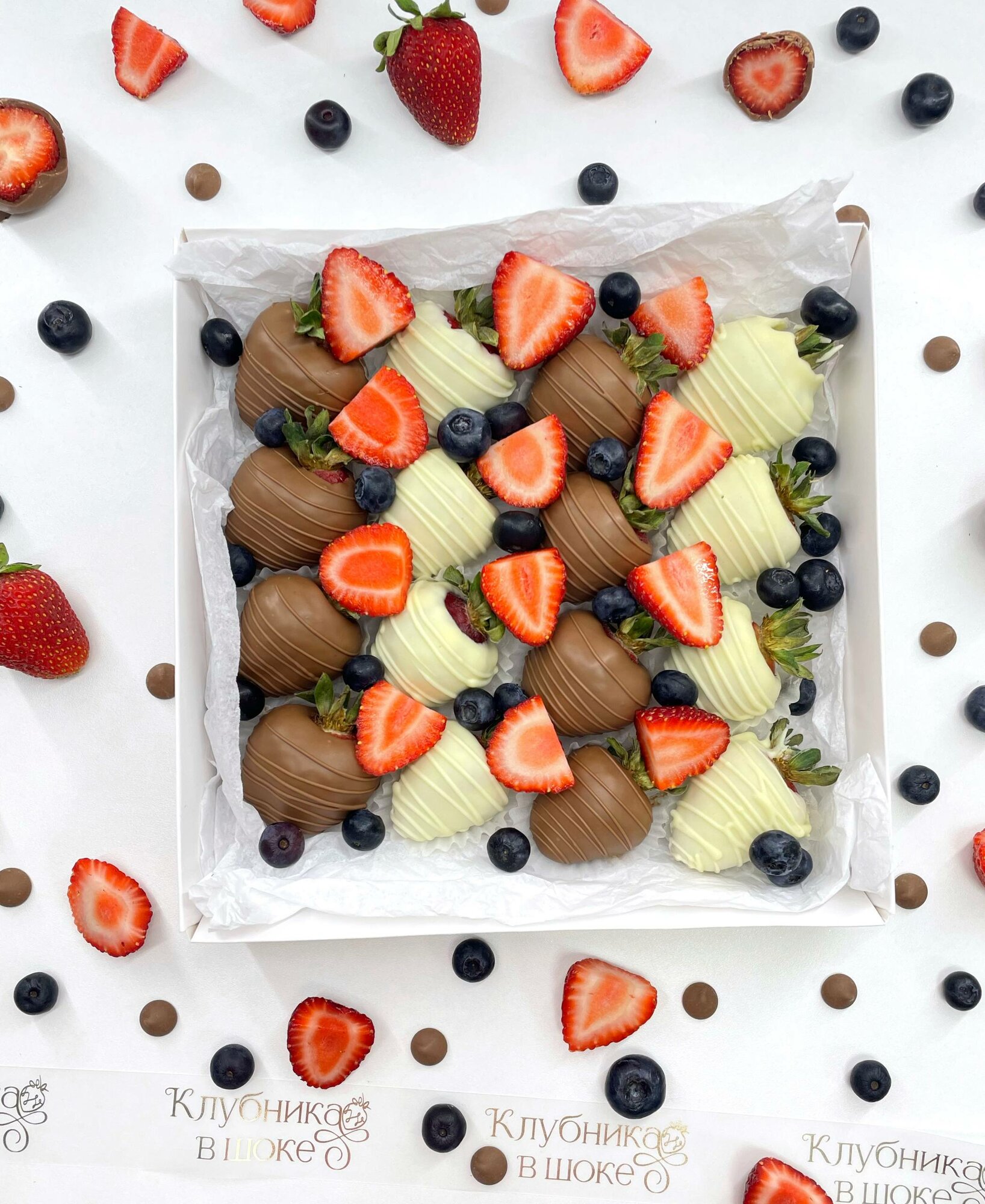 Подарочный набор клубника в шоколаде "Premium Box" 16-20 ягод (White and Milk chocolate)