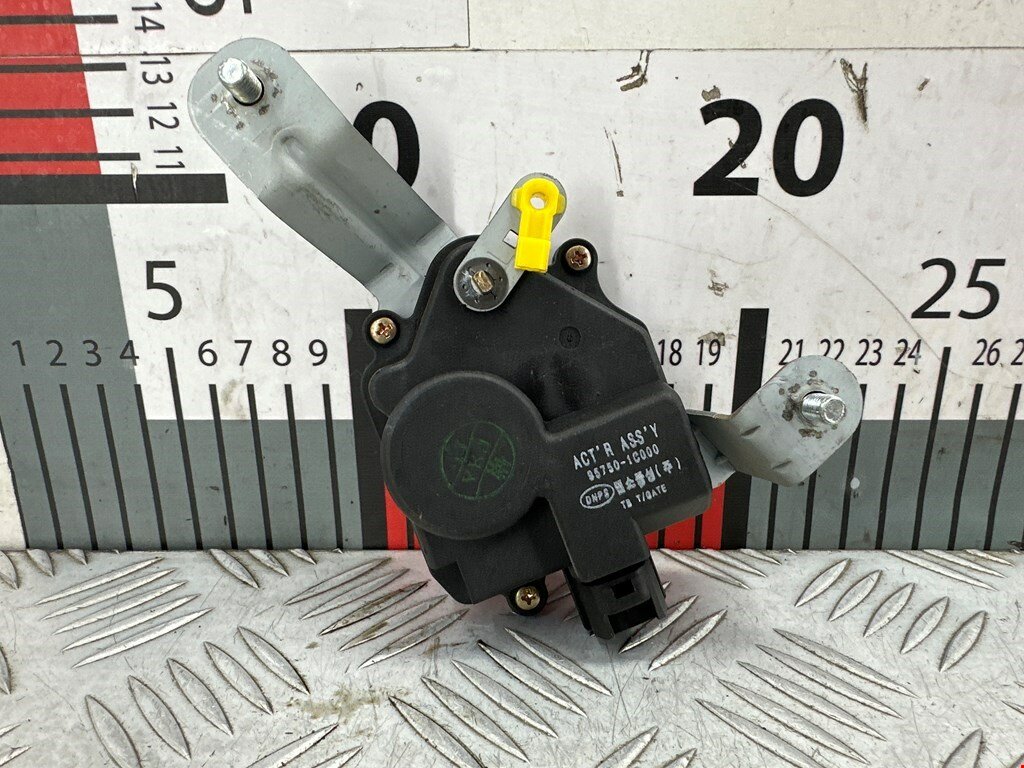 Сервопривод (электропривод моторчик привода) замка крышки багажника Hyundai Getz 1 (TB) 957501C000 арт. 2244355